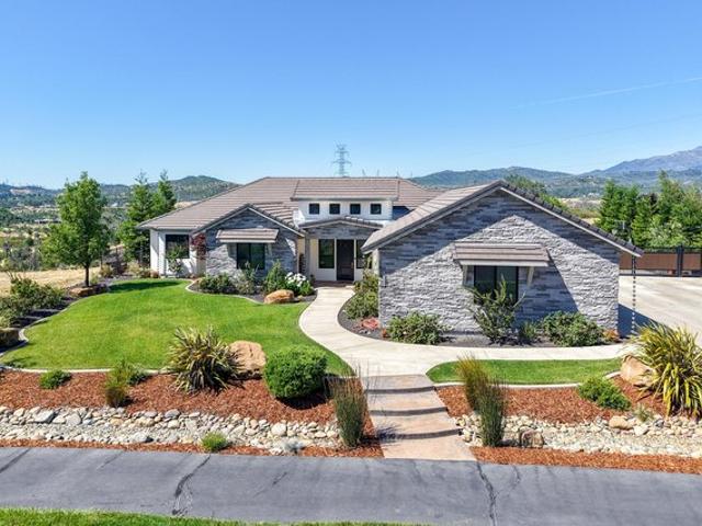 880 Santa Cruz Dr, Redding, CA 96003
