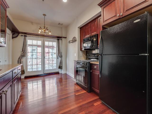 880 Summit Ave # 2