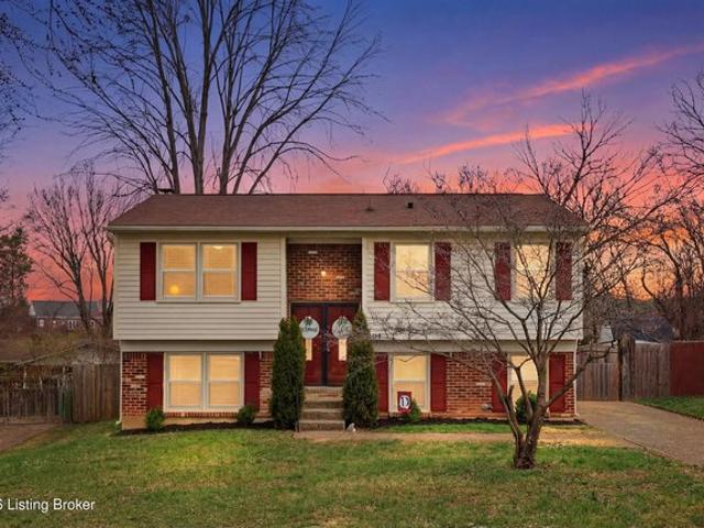 8814 High Point Cir, Louisville, KY 40299