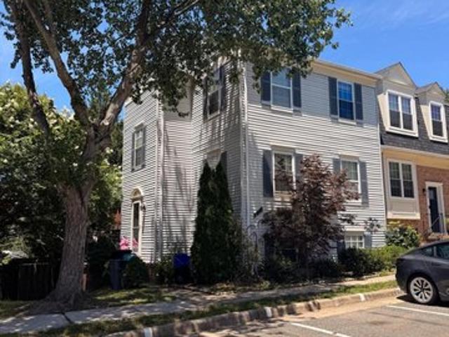 8818 Ridge Hollow Ct, Springfield, VA 22152