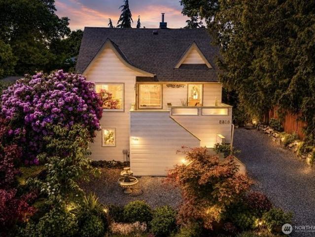 8819 Ashworth Ave N, Seattle, WA 98103