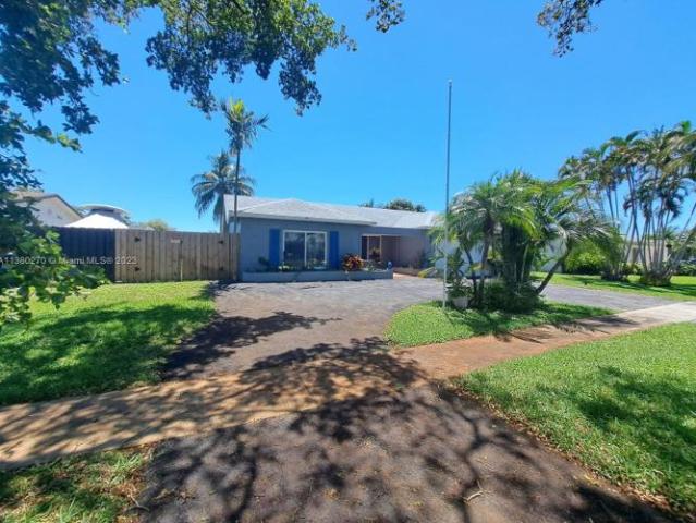 8810 7th St NW, Pembroke Pines, FL 33024