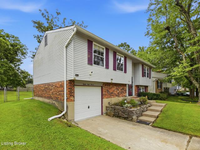 8811 Running Fox Cir