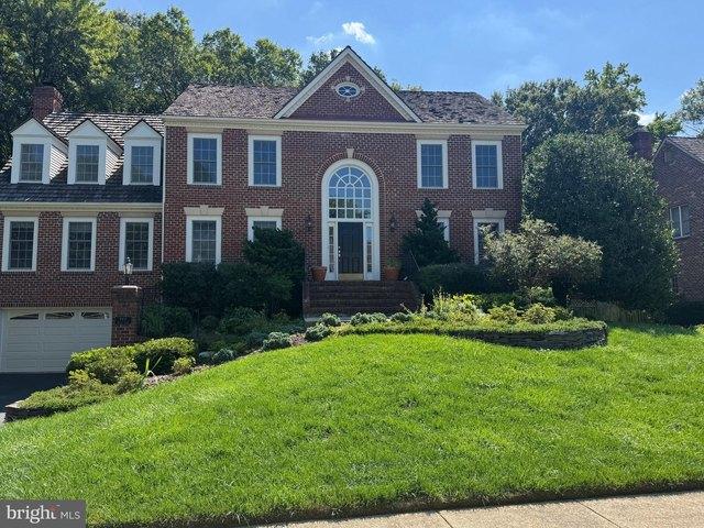 8811 Surrey Ct, Alexandria, VA 22309