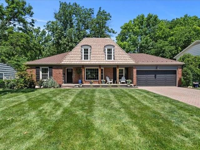 8812 W 106th St, Overland Park, KS 66212
