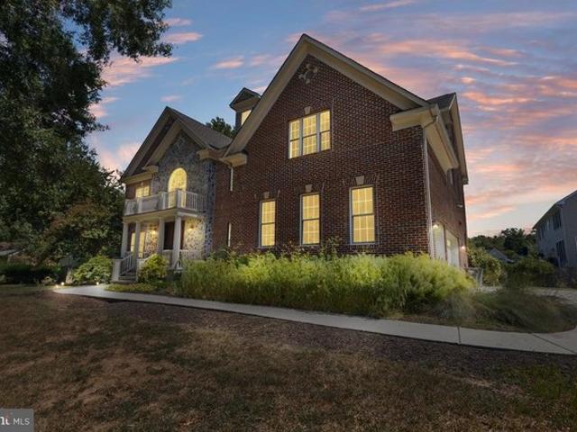 8813 Oak Leaf Dr, Alexandria, VA 22309