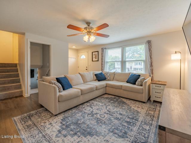 8813 Running Fox Cir
