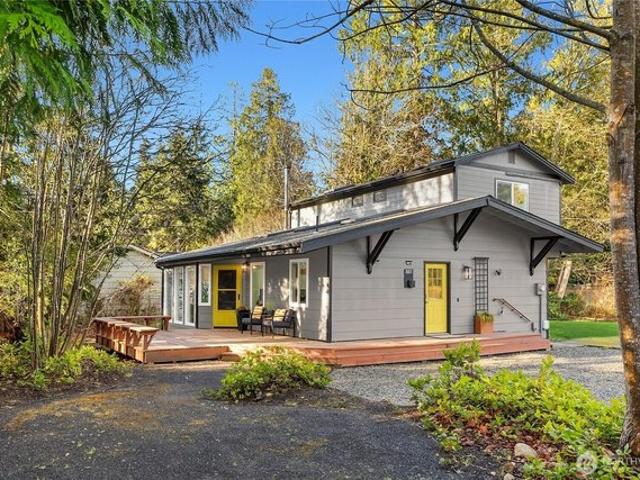881 Park Ave NE, Bainbridge Island, WA 98110