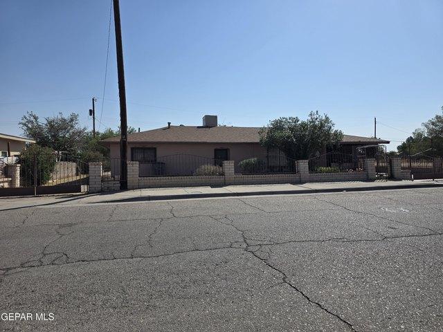 8827 Sunland Rd, El Paso, TX 79907