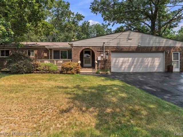 8822 Pontiac Lake Rd, White Lake, MI 48386