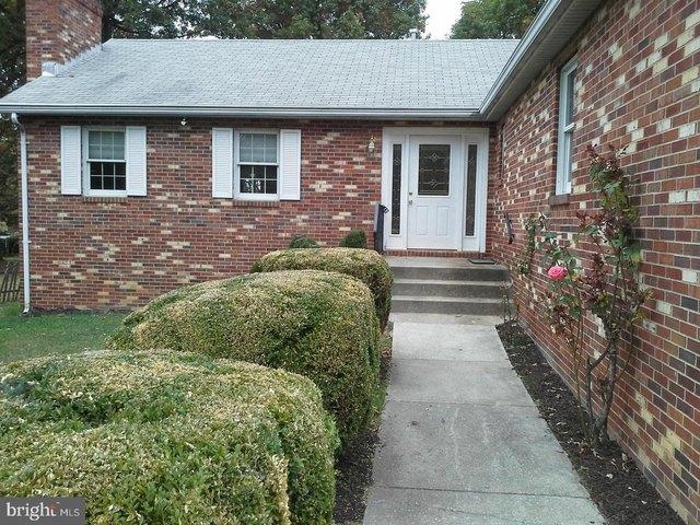 8822 Saunders Ln, Lanham, MD 20706