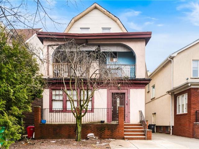 882 East 10th Street