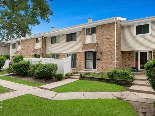 882 White Oak Ln, University Park, IL 60484