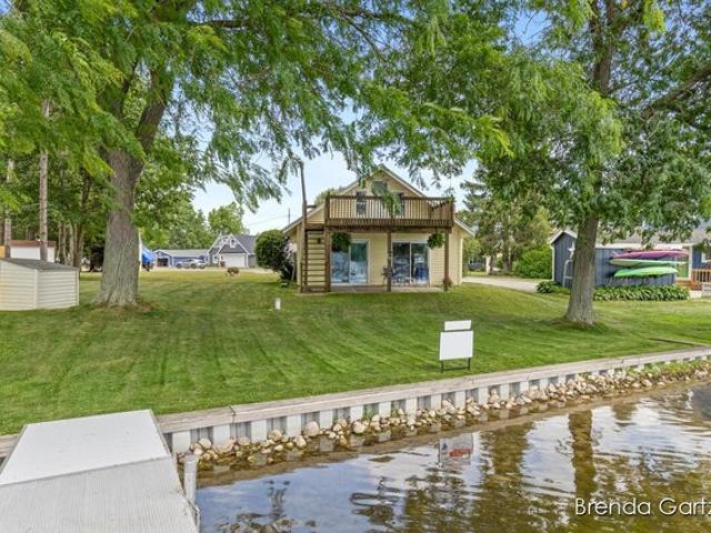 8836 W Suwanee Trl, Howard City, MI 49329
