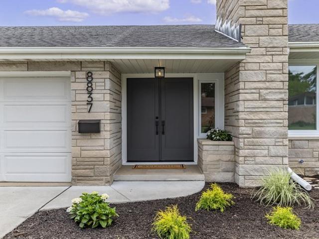 8837 Parkway Dr, Highland, IN 46322