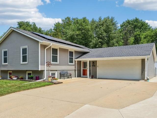 8839 Woodmayr Cir, Norwalk, IA 50211