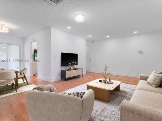 8830 NW 17th St, Plantation, FL 33322