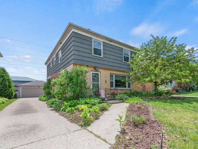 8831 W Hawthorne Ave Unit 8833, Wauwatosa, WI 53226