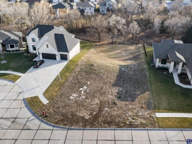8833 Greyhawk Ct, Lincoln, NE 68526
