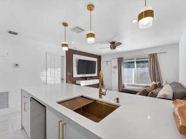 883 NE 33rd St, Oakland Park, FL 33334