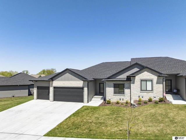 8848 Augusta Dr, Lincoln, NE 68526