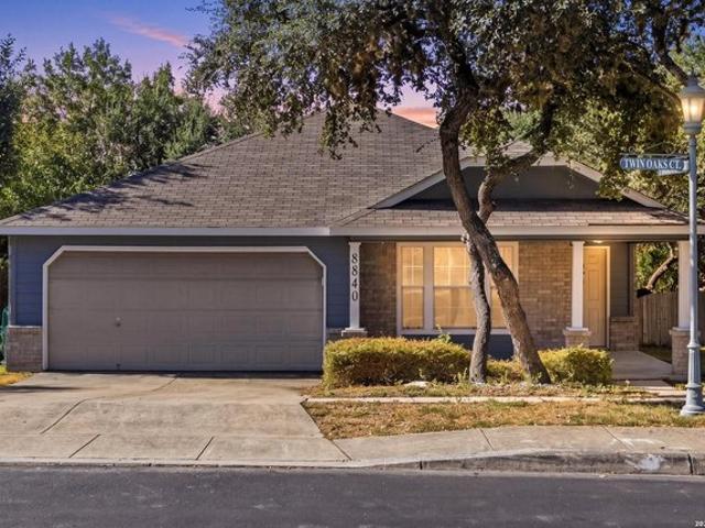 8840 Twin Oaks Ct, San Antonio, TX 78250