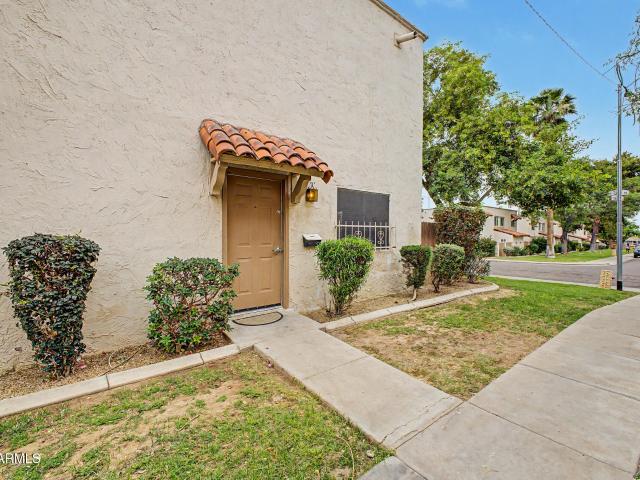 8841 N 12TH Place