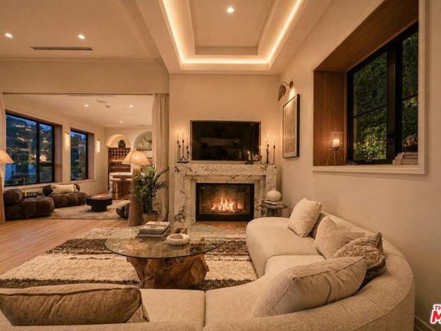 8855 Hollywood Blvd, Los Angeles, CA 90069