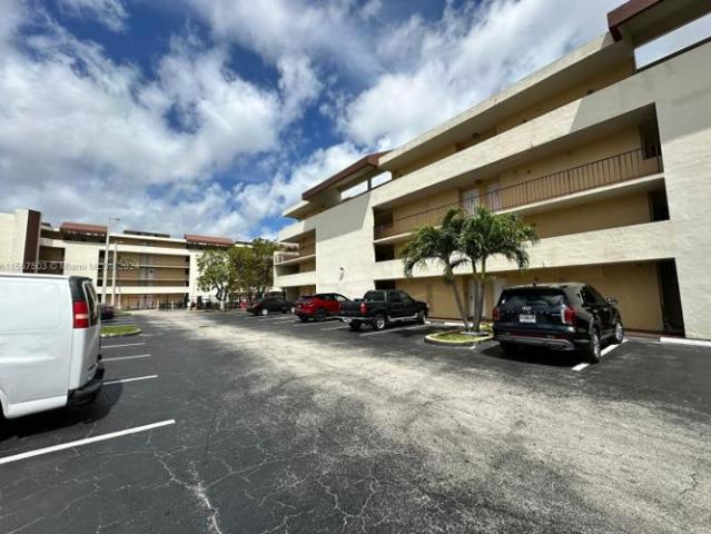 8850 Fontainebleau Blvd #404, Miami, FL 33172