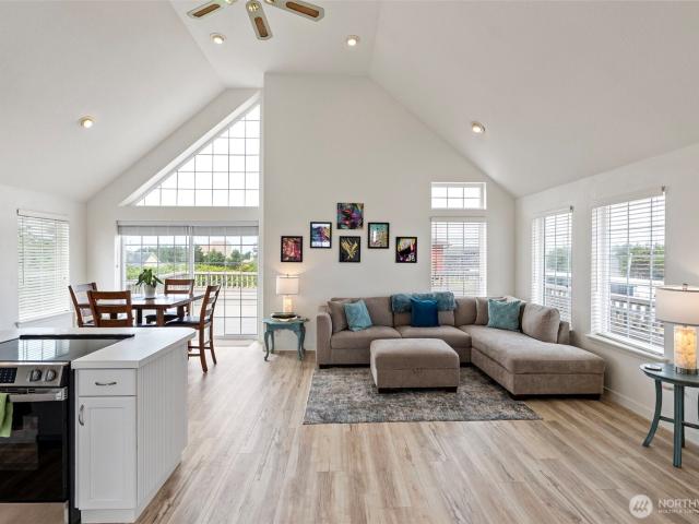 885 Ocean Shores Boulevard SW