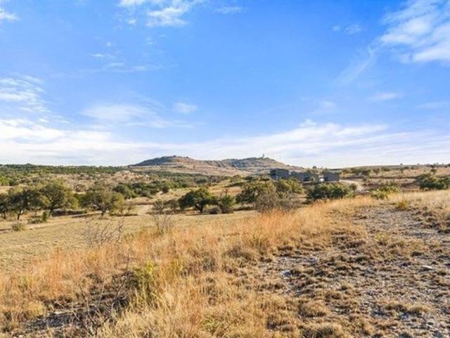 885 Stanton Rd, Johnson City, TX 78636