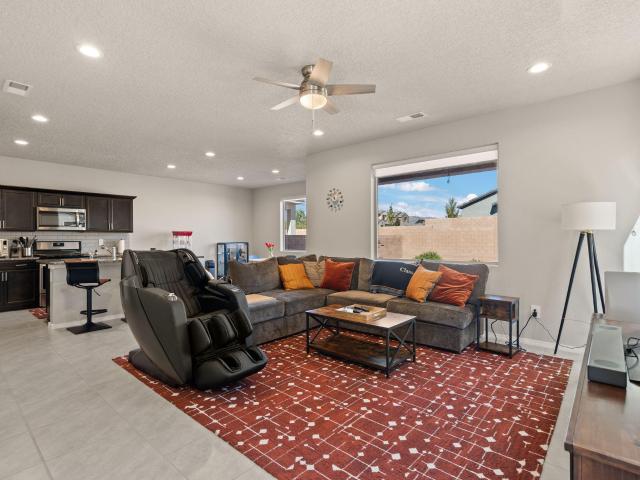 885 Tazanita Loop SE
