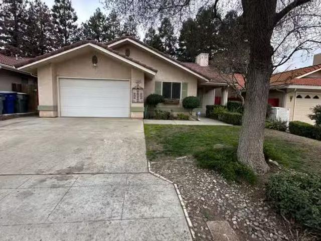 8864 N Barton Ave, Fresno, CA 93720