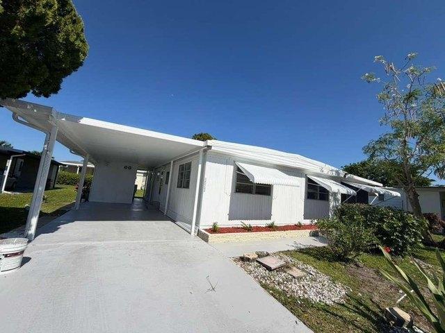 8864 Kings Dr, Boynton Beach, FL 33436