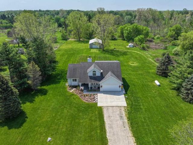 8866 Hough Rd, Almont, MI 48003