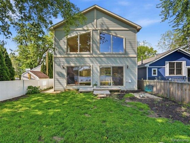 8868 Tackles Dr, White Lake, MI 48386