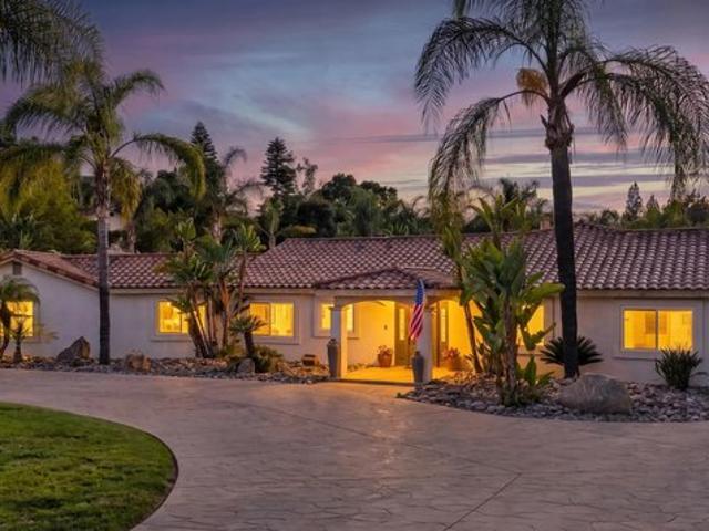 886 Singing Trails Dr, El Cajon, CA 92019