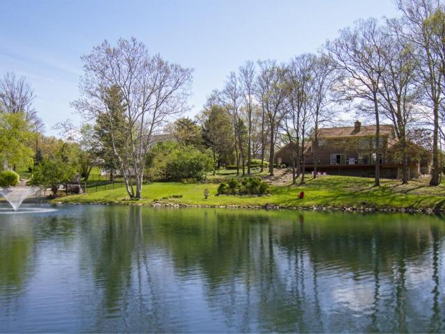 886 Squire Oaks Drive