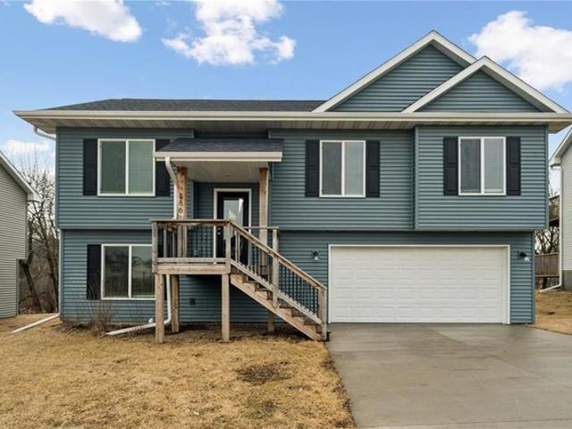 886 Summit Ct, Coralville, IA 52241