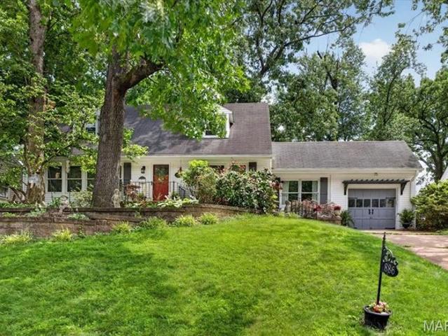 886 Woodbine Dr, Saint Louis, MO 63126