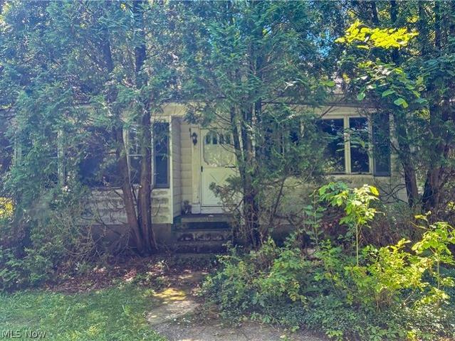 886 Webb Rd, Mineral Ridge, OH 44440