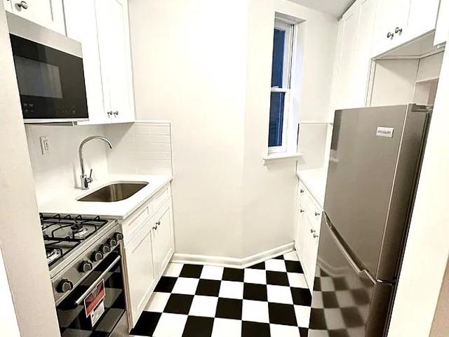 886 Tenth Avenue, New York, NY