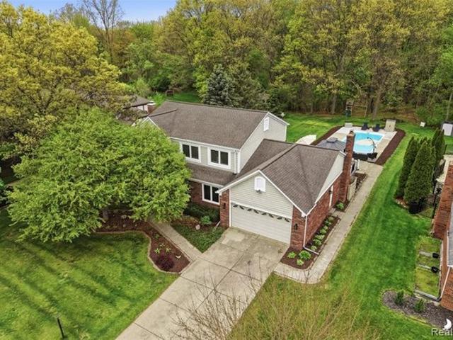 8876 Wintercove Dr, Commerce Township, MI 48382