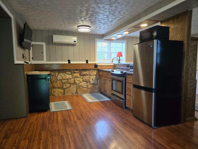8879 us hwy 211 w