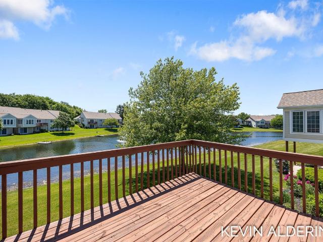 8872 N Peninsula Court
