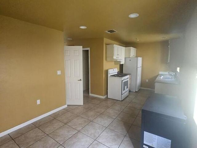887 E 40th Pl, Unit 3, Los Angeles, CA 90011 | MLS #26687