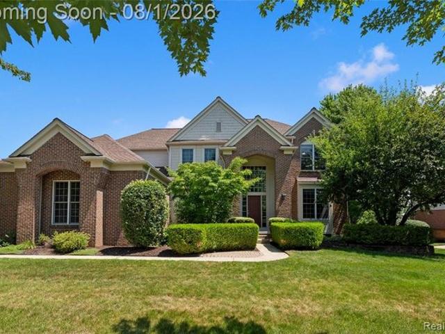 887 Loggers Cir, Rochester, MI 48307