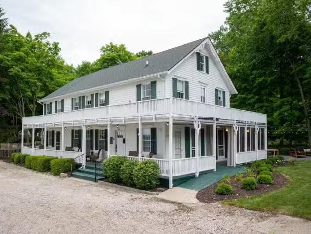 888 HOLLAND ST, SAUGATUCK, MI 49453 Single Family Residence Fo.