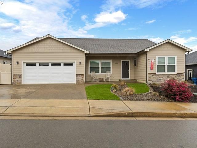 888 Medina Ave, Sutherlin, OR 97479