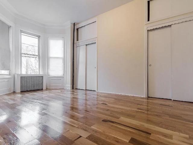 888 Summit Ave # 1